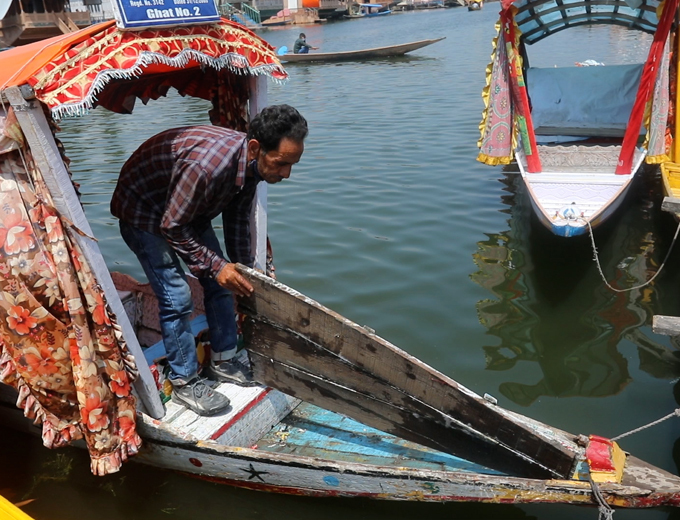 The Shikara Community Of Kashmir Needs Your Help To Get Back On Their ...