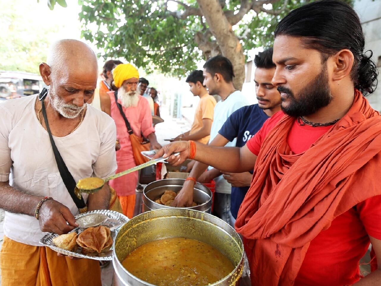 Ghanshyam Is Selflessly Giving Nourishing Meals To Hundreds Of Hungry ...