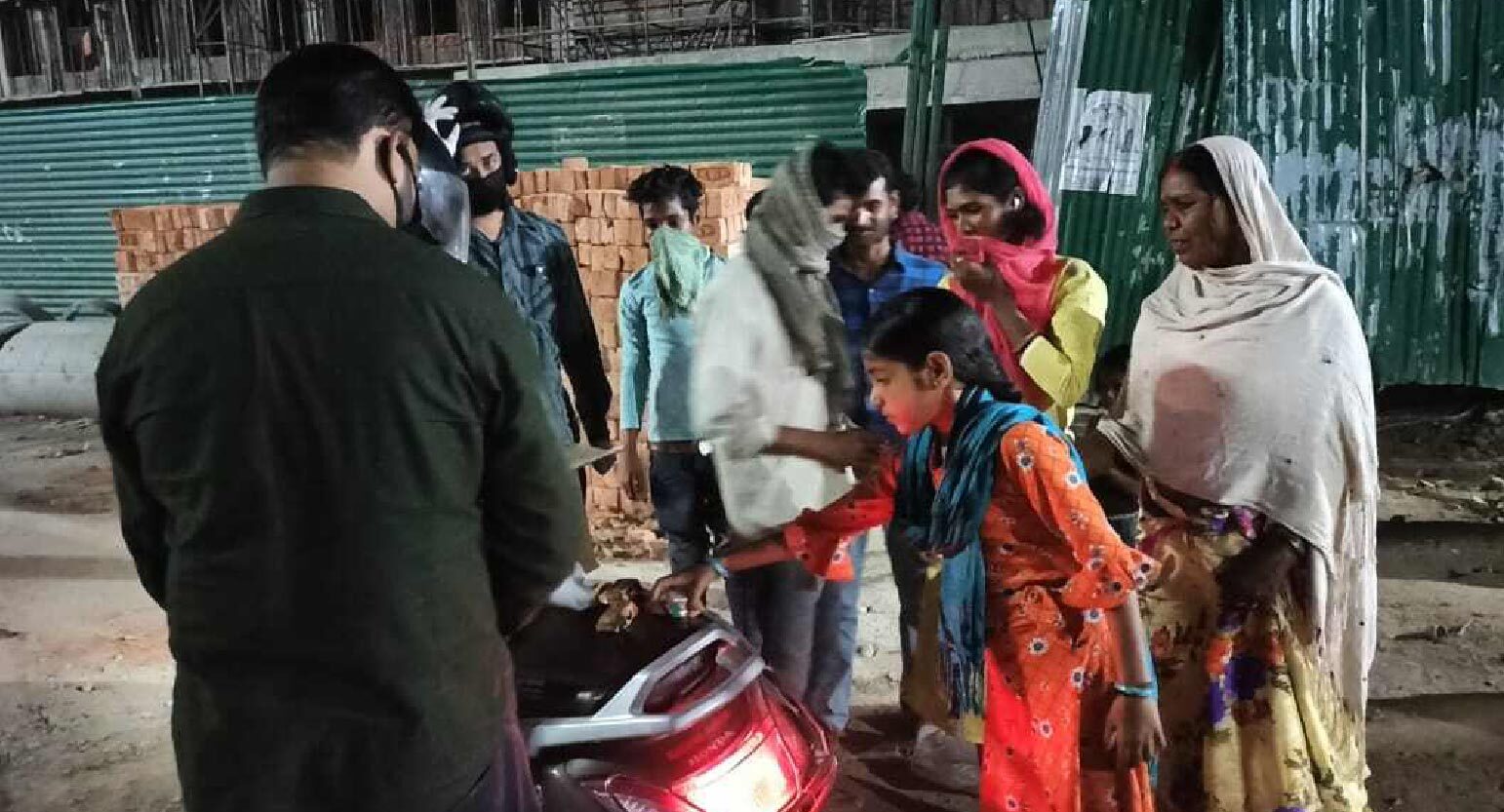 Providing Grocery Kits for Underprivileged Daily Labourer's Wives in ...